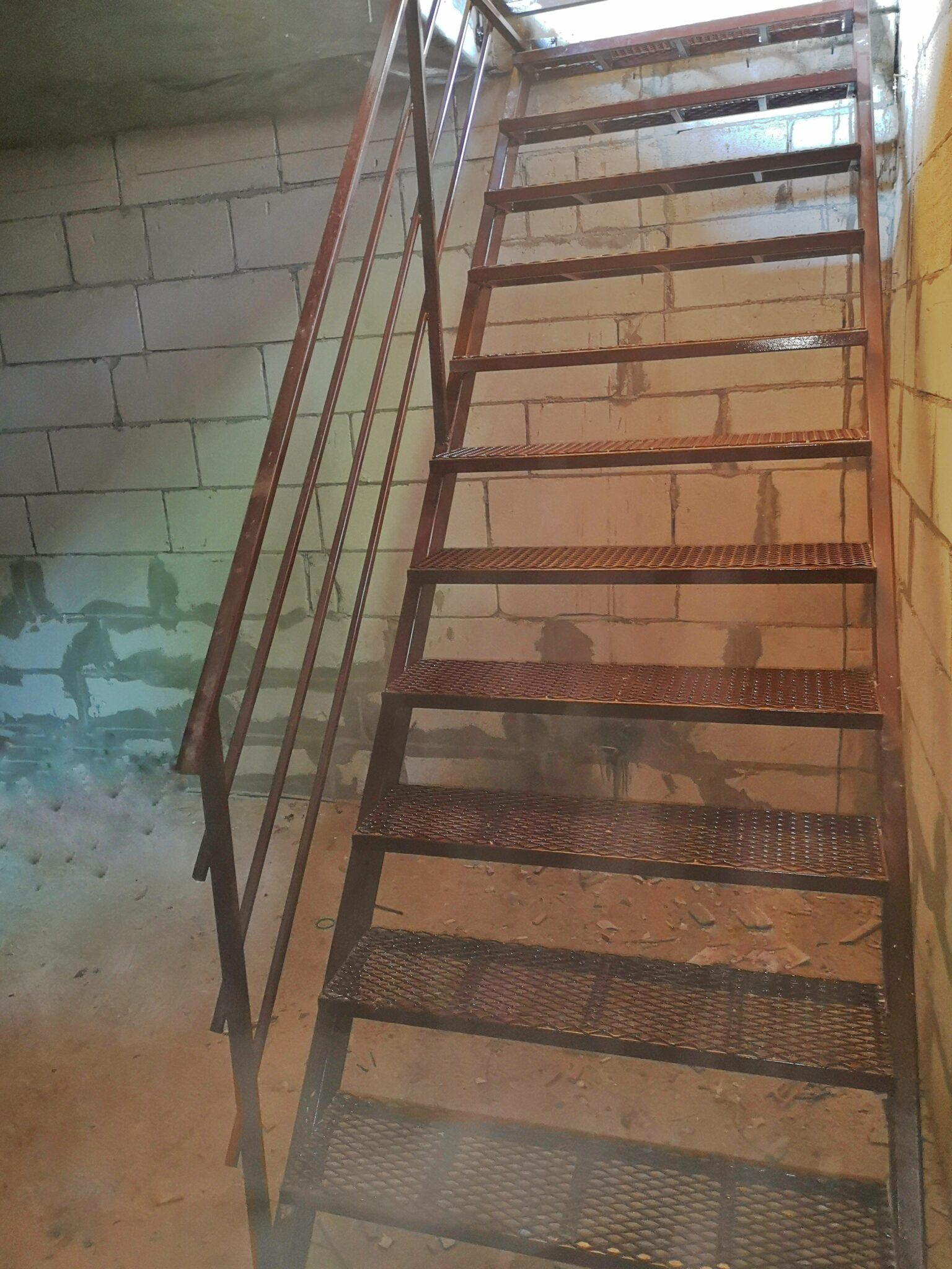 Capac Beci Si Scara Cu Balustrada FeroStil