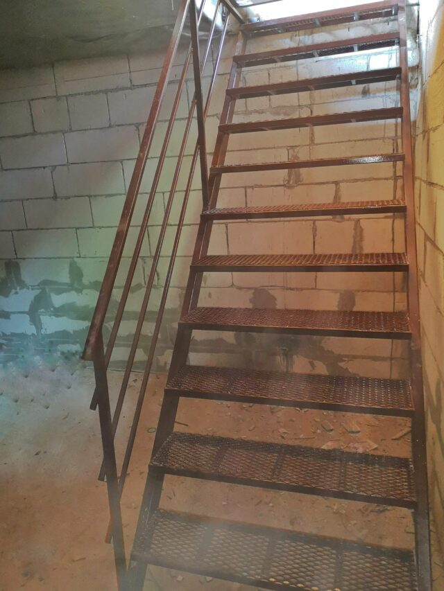 Capac Beci Si Scara Cu Balustrada FeroStil